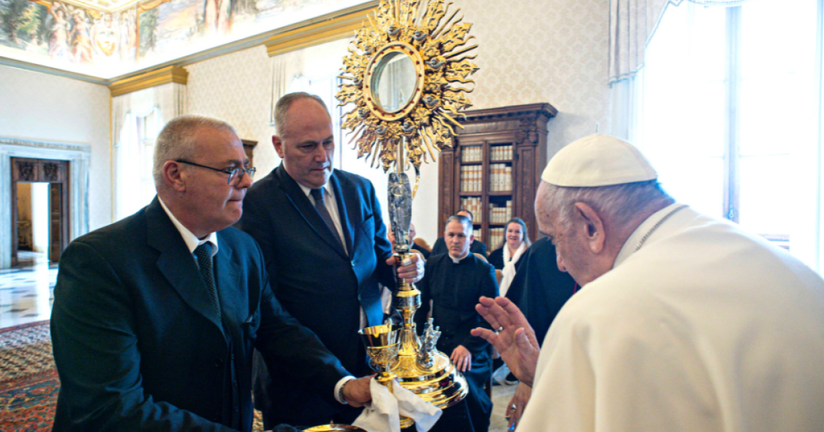 Adore Jesus' Real Presence in the Eucharist, Pope Tells U.S. Catholics ...
